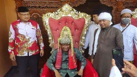 Datang Ke Padepokan Anti Galau Mahfud MD Disambut Seperti Sultan