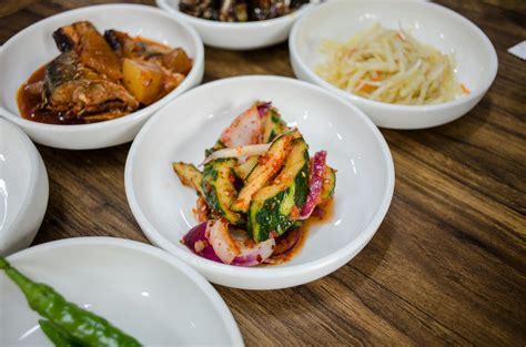 가정식 건강한 식생활 그릇 김치 다양 다채로운 음식 맛있는 맛있는 식사 매운 음식 목조 테이블 미식가 민족