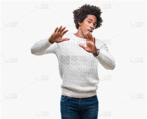 非裔美国人越过孤立的背景害怕和恐惧的表情，停止手势与手，呼喊在震惊。恐慌的概念。