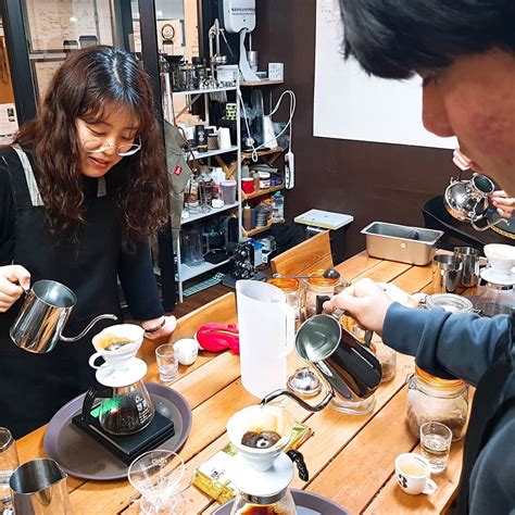 제주바리스타커피학원 핸드드립 과정 하리오 고노 드리퍼 사용해서 추출하고 있습니다~ 각