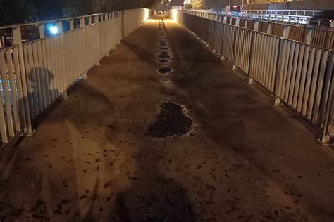 Remont wiaduktu w Katowicach Po deszczu stoi woda i nie da się przejść