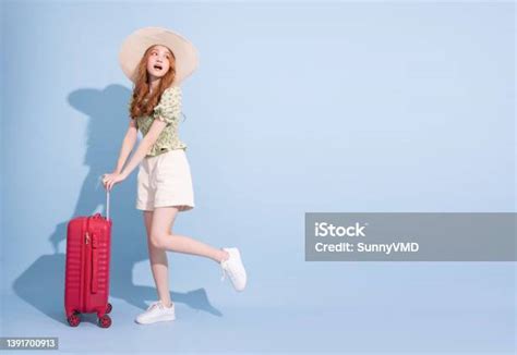 青い背景にスーツケースを持つ若いアジアの女の子のフルレングス画像旅行コンセプト 1人のストックフォトや画像を多数ご用意 1人