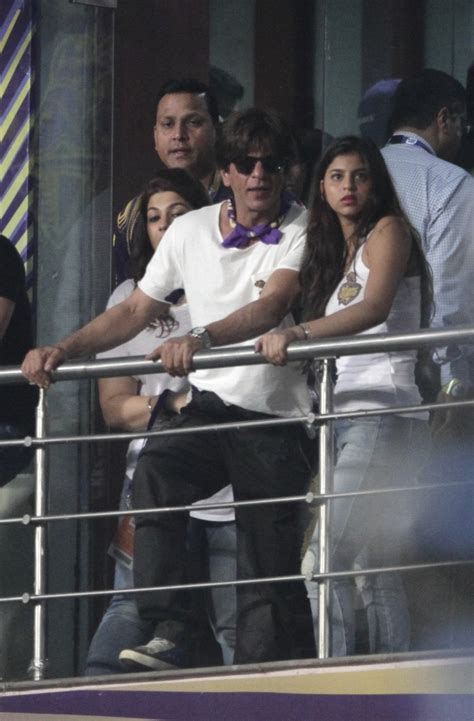 Ipl 2018 Shah Rukh Khan Cheers For Kkr With Daughter Suhana