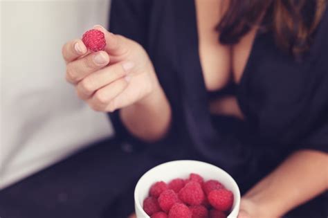 穿着浴袍的女人吃美味健康的覆盆子素材 高清图片 摄影照片 寻图免费打包下载