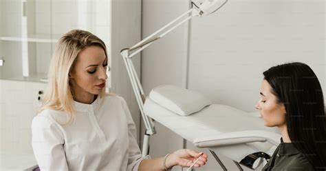 산부인과 의사가 자궁 내 장치 Iud를 자궁에 삽입하는 과정을 보여주고 있습니다 Iud 자궁 내 장치 피임에 관한 산부인과