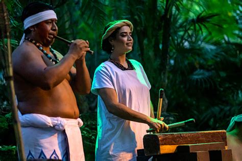 멕시코 Xcaret 2022년 12월 21일 멕시코 Xcaret 공원에서 마야인의 춤과 전투를 준비하는 마야 음악가 부부는
