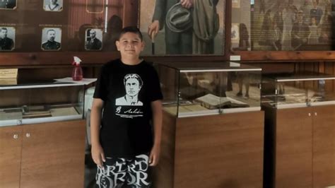 Смело и борбено момче с невросензорна загуба на слуха работи усърдно за развитие на речта си