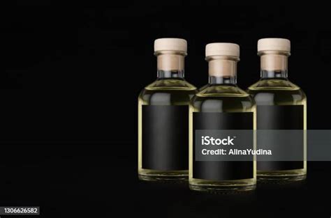 화장품 향수 검은 색 라벨 코르크 검은 색 배경에 노란색 액체 디자인 제품을 위해 모의 복사 공간을위한 세 개의 유리 병 0명에 대한 스톡 사진 및 기타 이미지 Istock