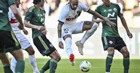 Neymar Aceita Redução E Acerta Salário De R 70 Milhões Por Ano Com O
