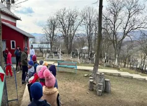 Elevii unei școli din Vaslui fac școală în sala de pomeni din cimitir