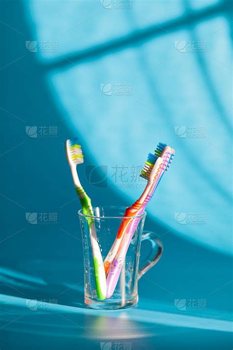 玻璃上放着五颜六色的牙刷