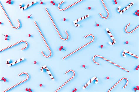 크리스마스 휴일 구성 텍스트에 대한 복사 공간이파란색 파스텔 배경에 크리스마스 트리 장식 사탕 지팡이와 빨간 열매의 상단보기 0명에 대한 스톡 사진 및 기타 이미지 Istock