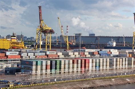 화물 선적 컨테이너 선박 선박 및 거 대 한 게양 부두에서 크레인 가져오기 내보내기 및 물류 비즈니스입니다 무역 포트 선박 화물 항구입니다 0명에 대한 스톡 사진 및 기타