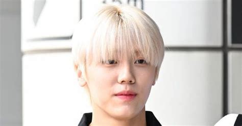 사진 크래비티 성민 생일 케이크에 초 두 개