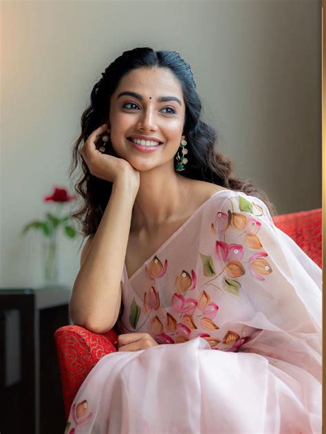Meenakshi Chaudhary పింక్ శారీ లో ముగ్ద మనోహరంగా కనిపిస్తున్న