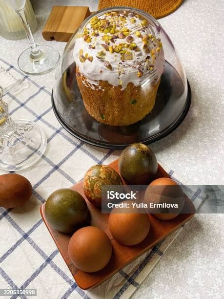 하얀 설탕을 입힌 부활절 컵케이크와 나무 스탠드에 그려진 달걀이 있는 부활절 테이블 세팅 부활절의 가족 전통 요리 요리법 베이킹 0명에 대한 스톡 사진 및 기타 이미지