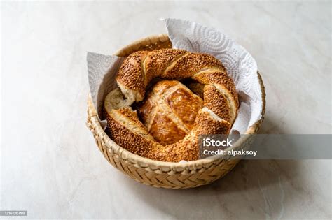 바구니에 터키 과자 제품 베이글 시미트와 포가카 전통적인 베이커리 음식 0명에 대한 스톡 사진 및 기타 이미지 0명 곡초류