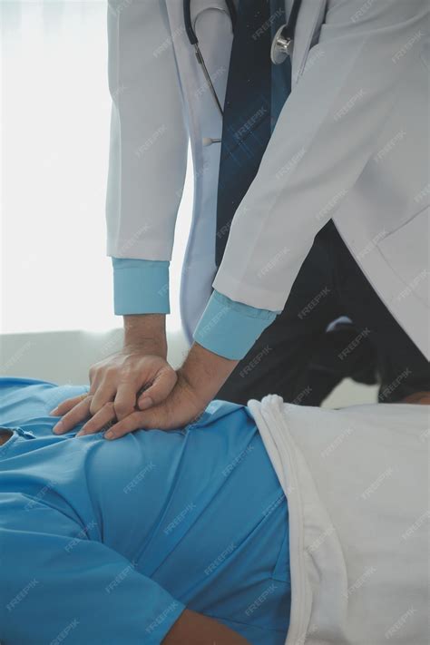 Premium Photo Medical Professionals Provide Assistance To Patients
