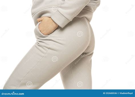 Nalgas Femeninas Perfectas En Tracksuit Sobre Un Fondo Blanco Foto De