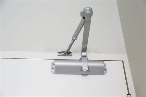 Chiudiporta Automatico Immagine Stock Immagine Di Bianco 71537319