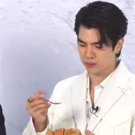 Apo S Tiny Shorts On Twitter Look At Him Eating
