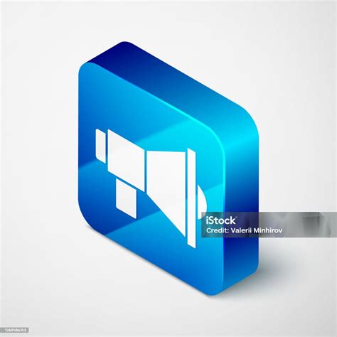 회색 배경에 격리 된 등분 측정 메가 폰 아이콘 스피커 기호입니다 파란색 정사각형 버튼 벡터 3차원 형태에 대한 스톡 벡터 아트