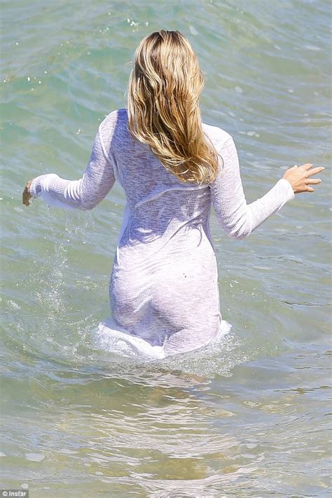 Instagram Star Tash Oakley Covers Up At The Beach Daily Mail Online