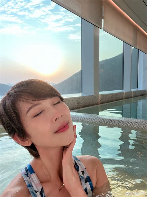 55歲視后疑似老花？一個動作出賣年齡 打扮時尚做司機載朋友遊香港 星島日報