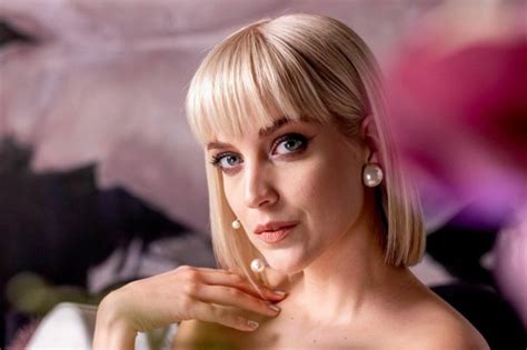 Bob z grzywką w trendach na grudzień 2022 Kultowa fryzura z curtain