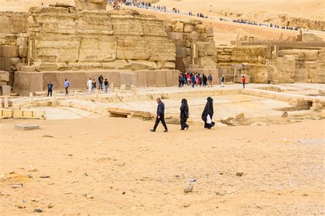 기자 고원의 스핑크스 근처를 걷고 있는 아내와 함께 있는 아라비아 남자 카이로 이집트 Unesco 조직된 단체에 대한 스톡 사진