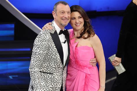 Amadeus Criticato La Foto Social E Le Parole Di Giovanna Civitillo