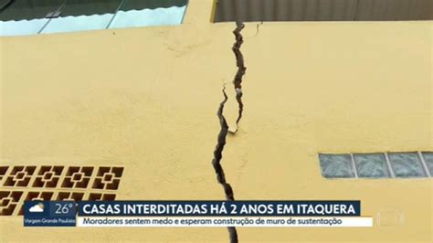 Famílias têm casas interditadas há 2 anos por obra de construtora em