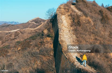 중국의 만리장성 섹션의 원래 모양 만리장성에 산 경로에 하이킹 여자 명나라 왕조세계 문화 유산베이징중국여행 모험야외 활동 개념