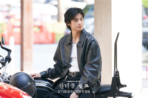 Cha Eun Woo Mengungkap Kehidupan Ganda Yang Penuh Tantangan Dalam Wonderful World Jurnal Gaya