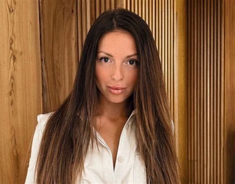 Нюша в пудровом платье засветила свою аппетитную «сдобу во всей красе