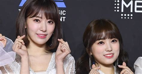 포토 아이즈원 미야와키 사쿠라 야부키 나코 사랑스럽게 하트 발사~ 2018 Mama