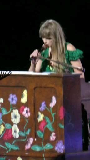 Taylor Swift에 있는 Camden ౨ৎ님의 핀 동영상