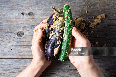 일본 전통 절임 가지와 오이의 누카즈케 피클이 있는 것은 일본인 할머니의 손입니다 Nukazuke에 대한 스톡 사진 및 기타 이미지 Nukazuke 가지 채소 건강한