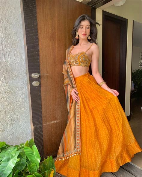 How To Wear A Crop Top Bridal Lehenga Sari For Every Body Type WedMeGood