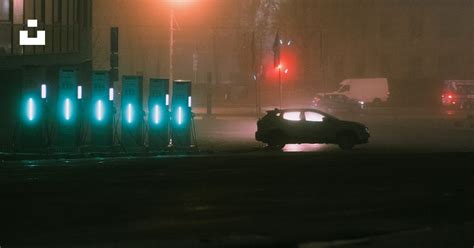 밤에 도로를 달리는 자동차 사진 Unsplash의 무료 안개 이미지