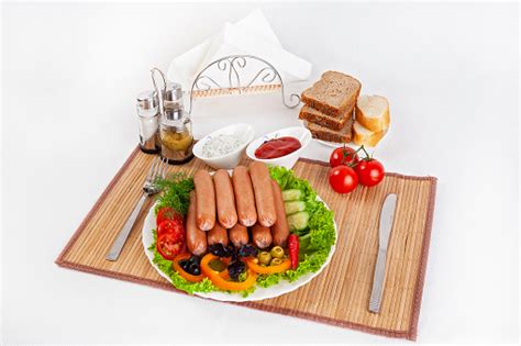 토마토 오이 채소와 소 하 세 삶은 지 검정 또는 흰색 빵 제공 완벽 한 추가 이다 매운 소스와 겨자 저녁 식사를 위해이 요리 제공 강도와 쾌활 합니다 갈색에 대한 스톡