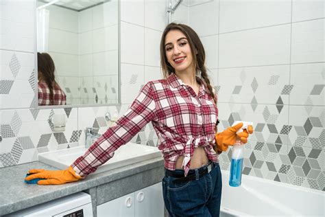스프레이와 화장실에서 집안일을하는 걸레를 들고 보호 장갑을 착용한 여성 수돗물 청소 가사 집안일에 대한 스톡 사진 및 기타 이미지 가사 집안일 가정 생활 가정용 장비