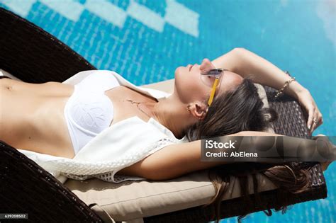 잠자는 여자는 수영장 근처에서 느긋하게 휴식을 취합니다 건강한 생활방식에 대한 스톡 사진 및 기타 이미지 건강한 생활방식 고급 호텔 관광 리조트 Istock