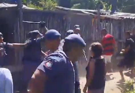 Policiais agridem moradores da comunidade do Banhado durante ação em