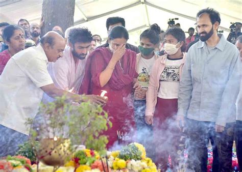 పునీత్ రాజ్‌కుమార్ అంత్య‌క్రియ‌లు పూర్తి పిక్స్‌ Namasthe Telangana