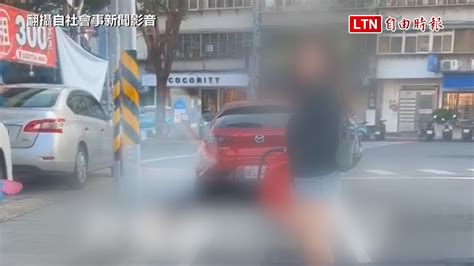 婦人推嬰兒車佔車位被要求讓開竟比中指 女車主氣炸提告（翻攝自社會事新聞影音／翻攝畫面） Youtube