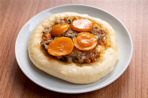 새우 돼지고기 모조 게 스틱 흰 접시 나무 테이블에 소금에 절인 계란피자 치즈 0명에 대한 스톡 사진 및 기타 이미지 0명 건강에 좋지 않은 음식 검은색 Istock