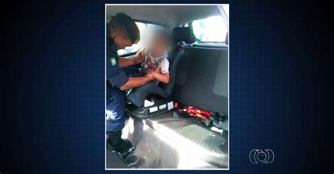 G1 Guardas Quebram Vidro De Carro Para Resgatar Menino Em Goiânia