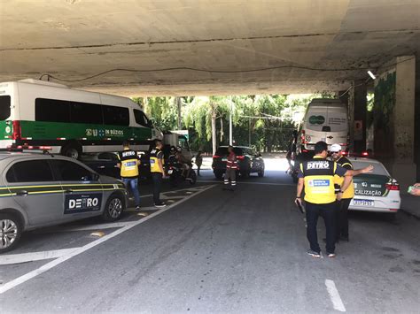 Detro RJ apreende veículos irregulares no acesso ao Corcovado na Zona