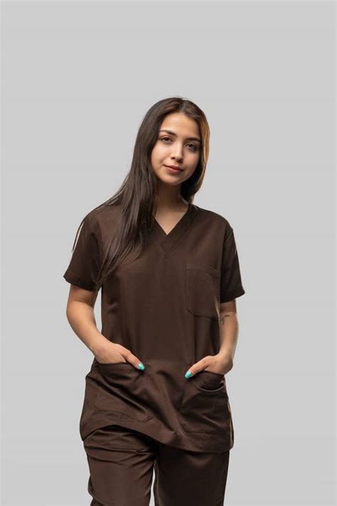 سكراب طبي بني Scrubs للنساء بتصميم أنيق يمنحك مظهر محترف